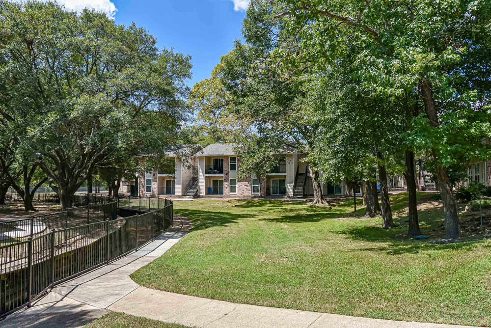 The 800 at Bellshire Apartments | (936)756-8849